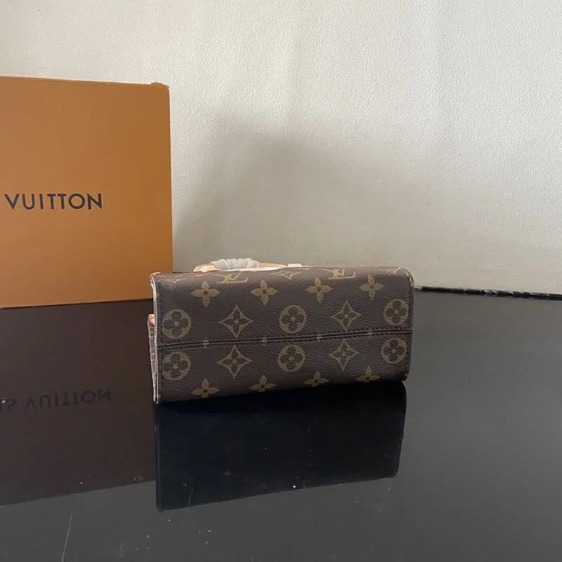 Indistinguishable Louis Vuitton Shopping Bags