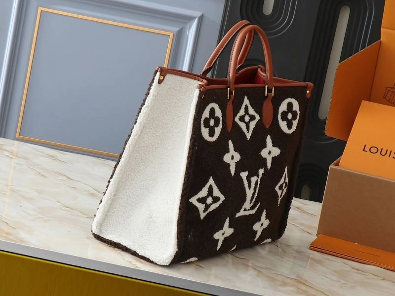 Indistinguishable Louis Vuitton Shopping Bags