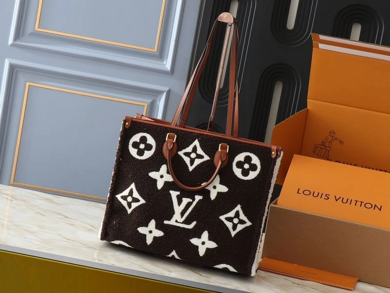 Indistinguishable Louis Vuitton Shopping Bags