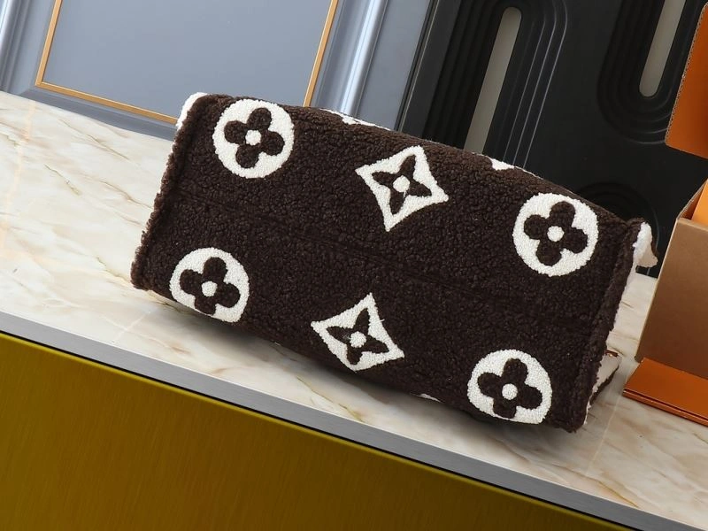 Indistinguishable Louis Vuitton Shopping Bags