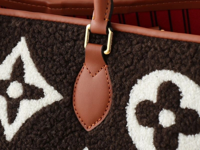 Indistinguishable Louis Vuitton Shopping Bags