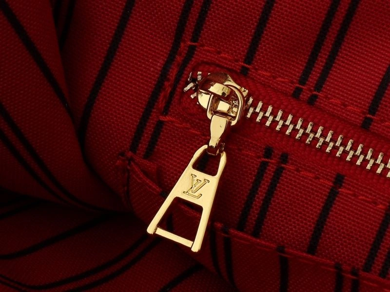 Indistinguishable Louis Vuitton Shopping Bags
