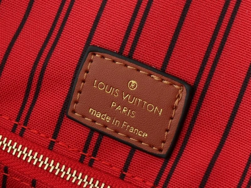 Indistinguishable Louis Vuitton Shopping Bags