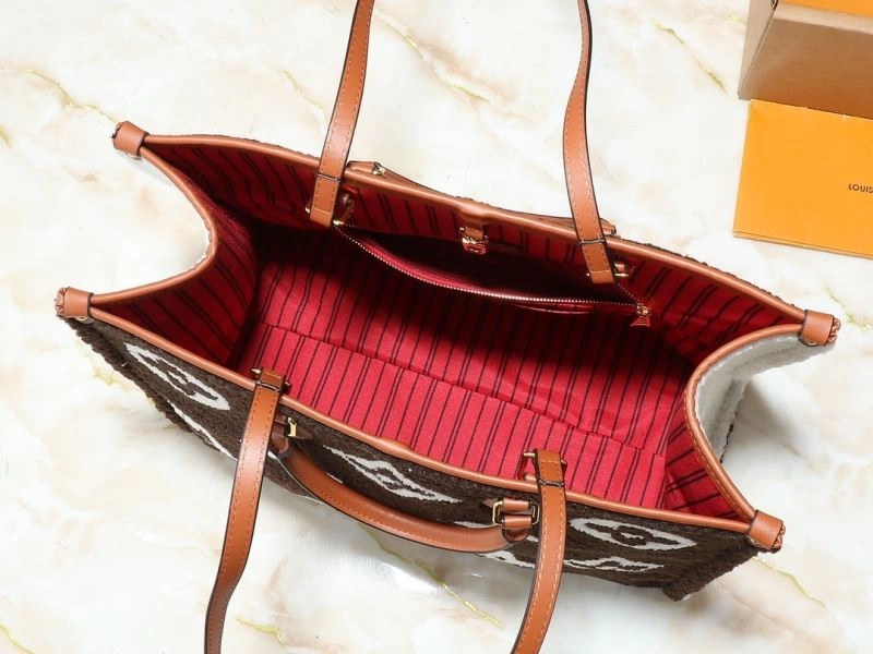 Indistinguishable Louis Vuitton Shopping Bags