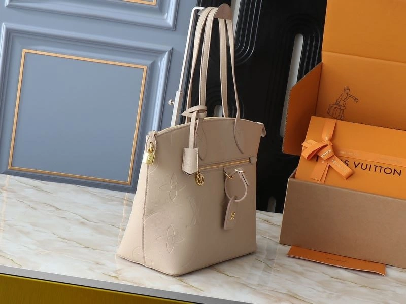 Indistinguishable Louis Vuitton Shopping Bags