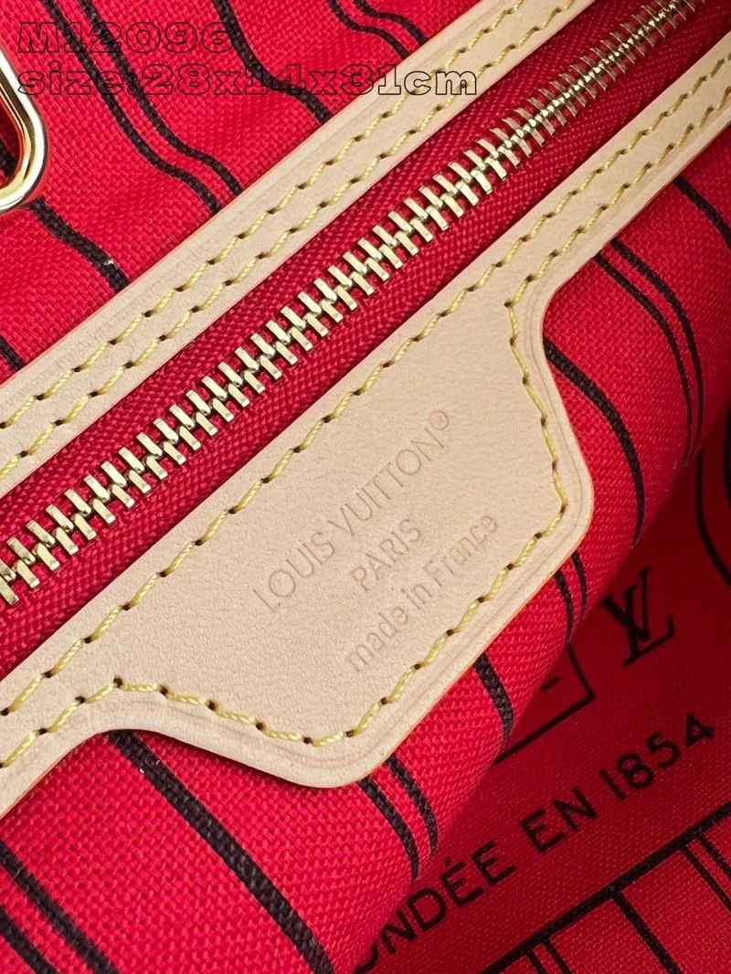 Indistinguishable Louis Vuitton Shopping Bags