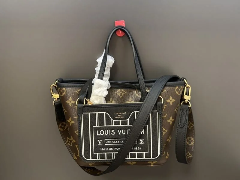 Indistinguishable Louis Vuitton Shopping Bags
