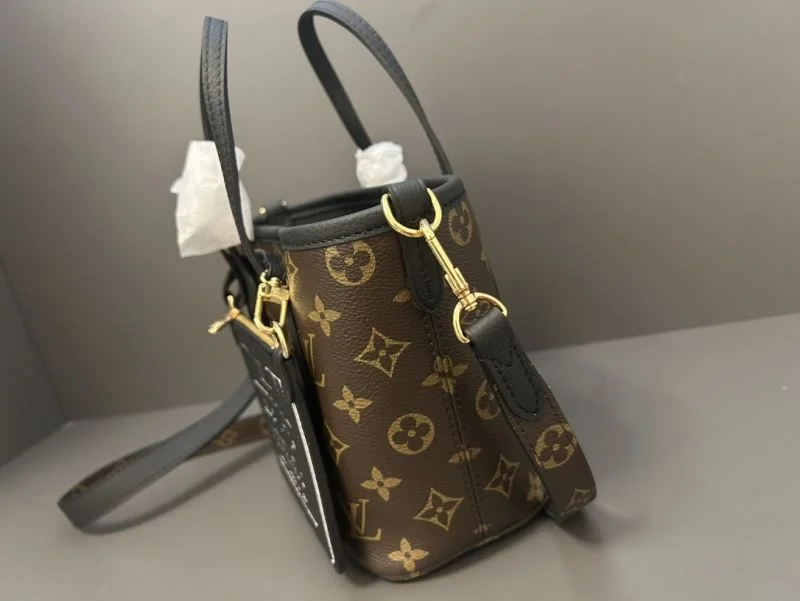 Indistinguishable Louis Vuitton Shopping Bags