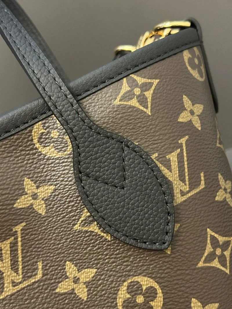 Indistinguishable Louis Vuitton Shopping Bags