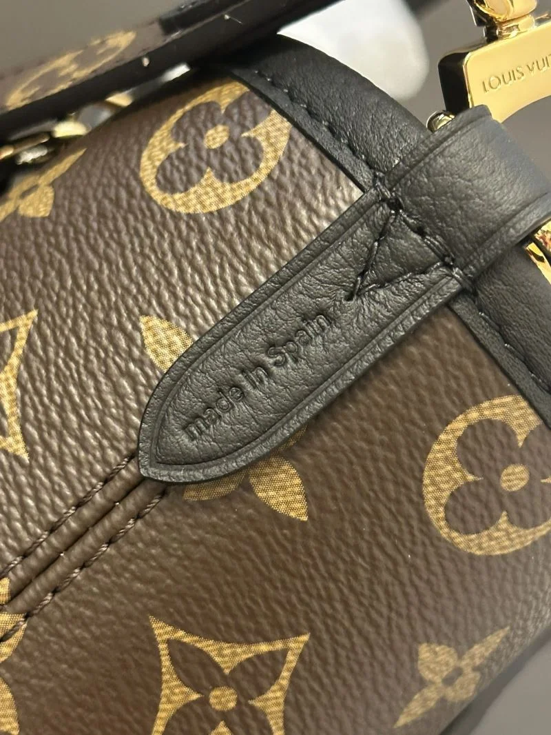 Indistinguishable Louis Vuitton Shopping Bags