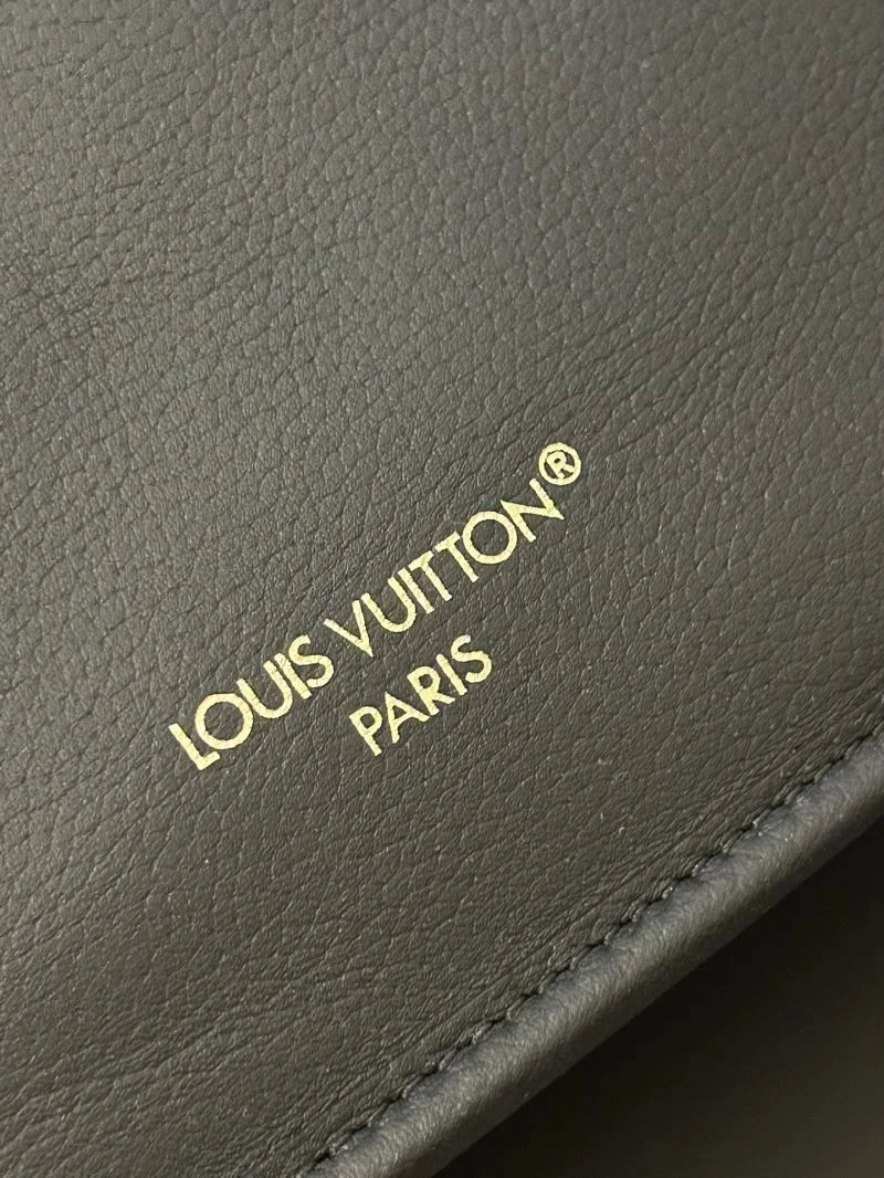 Indistinguishable Louis Vuitton Shopping Bags