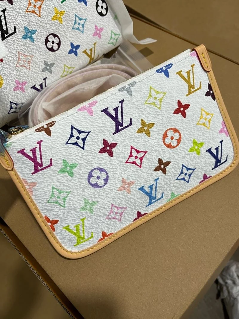 Indistinguishable Louis Vuitton Shopping Bags