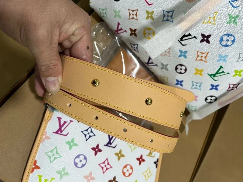 Indistinguishable Louis Vuitton Shopping Bags