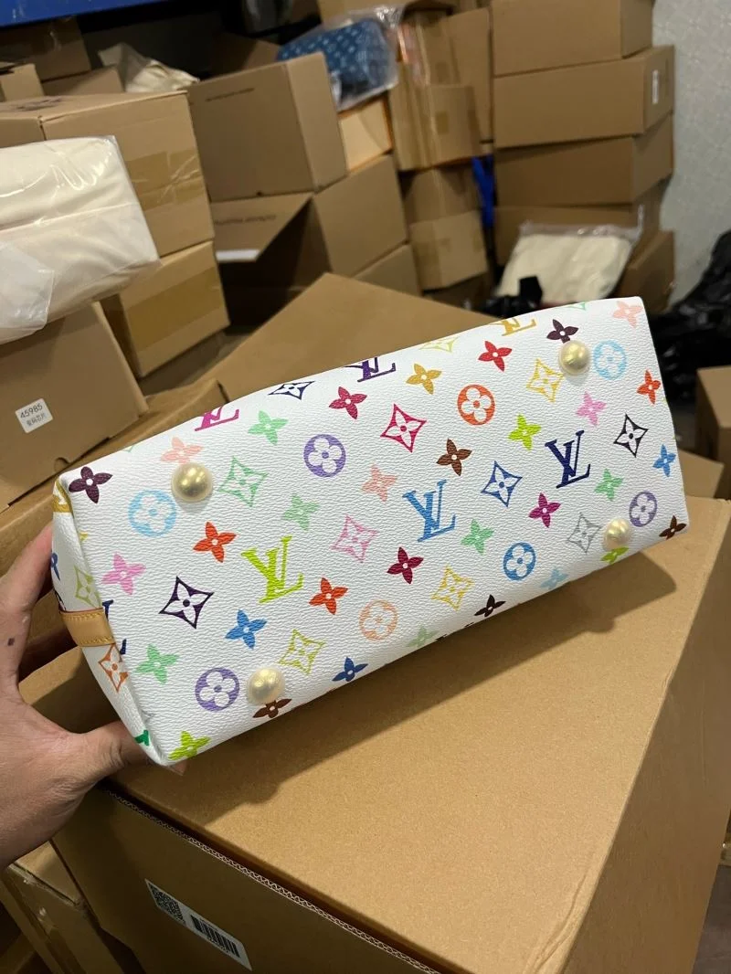 Indistinguishable Louis Vuitton Shopping Bags