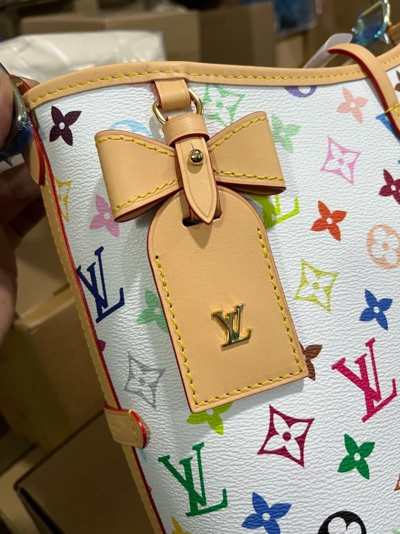 Indistinguishable Louis Vuitton Shopping Bags