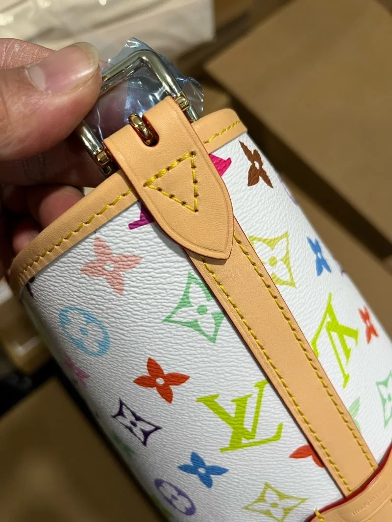 Indistinguishable Louis Vuitton Shopping Bags