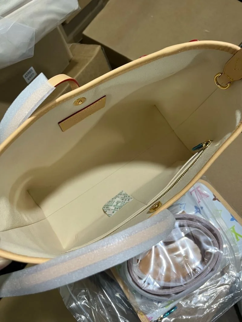 Indistinguishable Louis Vuitton Shopping Bags
