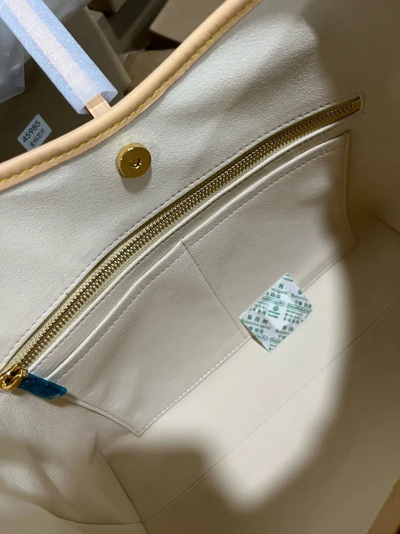 Indistinguishable Louis Vuitton Shopping Bags