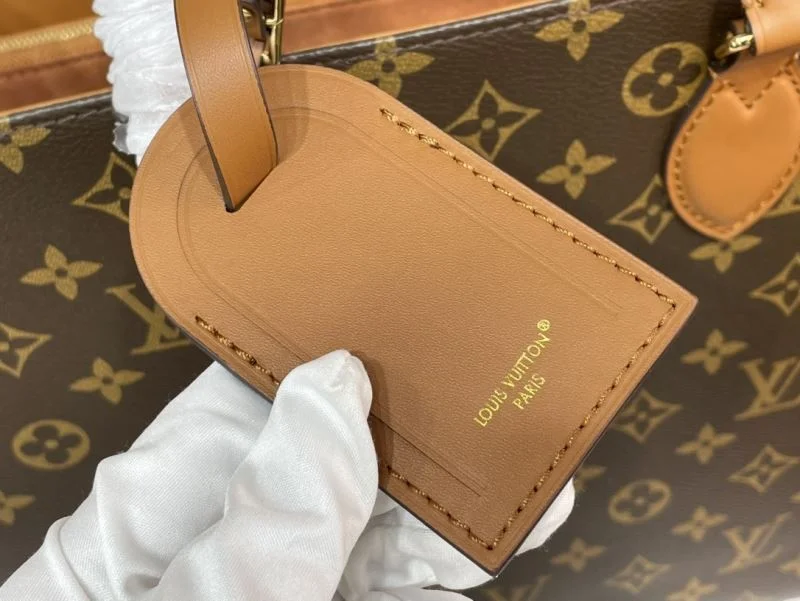 Indistinguishable Louis Vuitton Shopping Bags