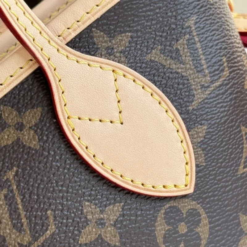 Indistinguishable Louis Vuitton Shopping Bags