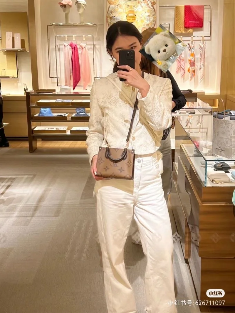 Perfect replica Louis Vuitton Shopping Bags