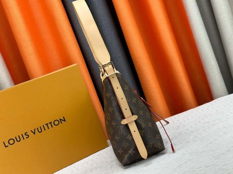 Indistinguishable Louis Vuitton Shopping Bags