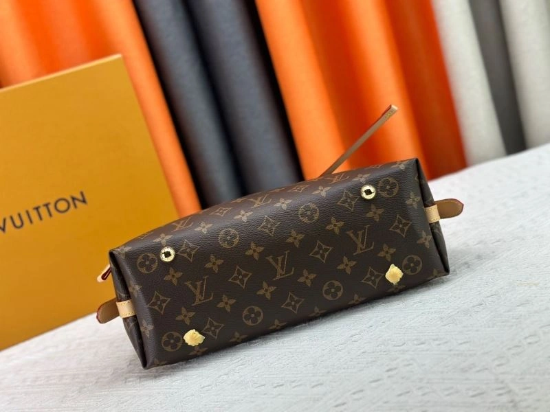 Indistinguishable Louis Vuitton Shopping Bags