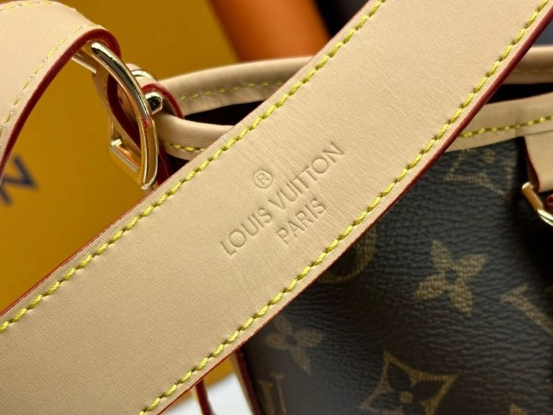Indistinguishable Louis Vuitton Shopping Bags