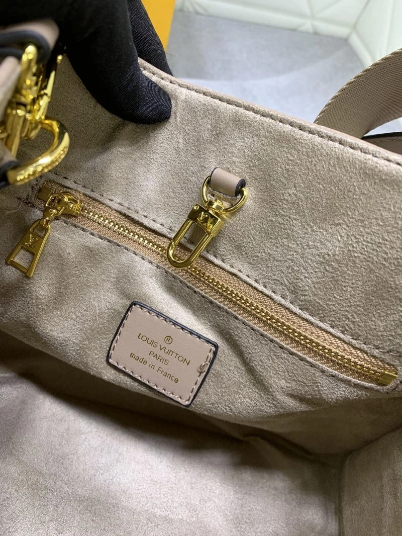 Indistinguishable Louis Vuitton Shopping Bags