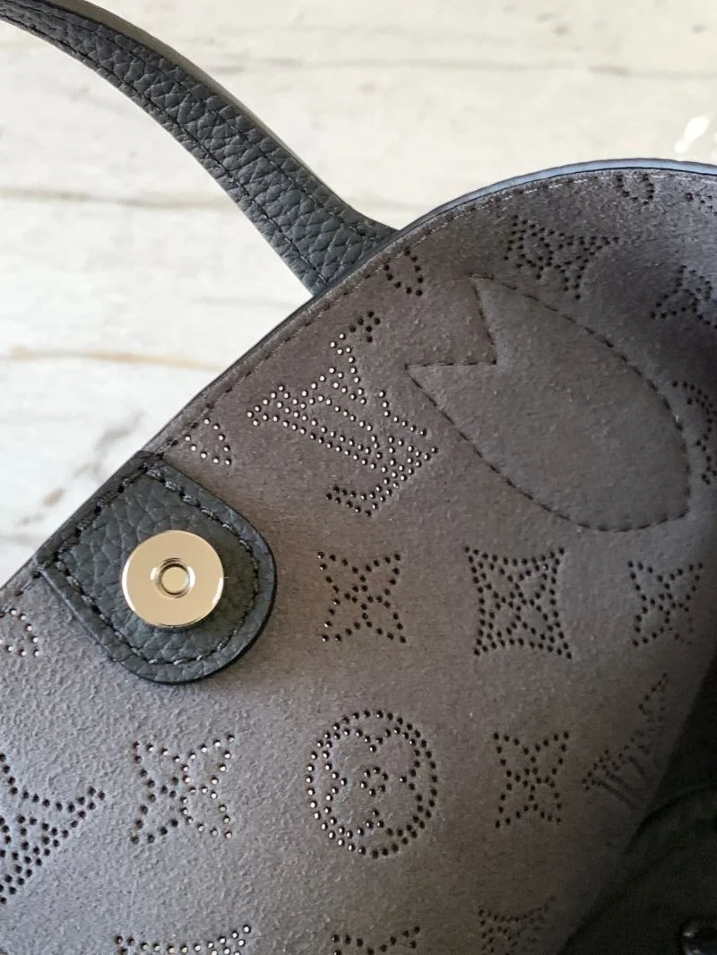 Bargain Louis Vuitton Shopping Bags