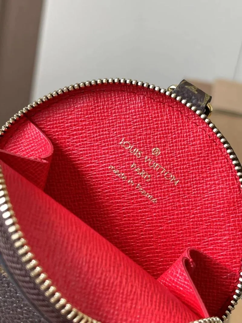 Indistinguishable Louis Vuitton Shopping Bags