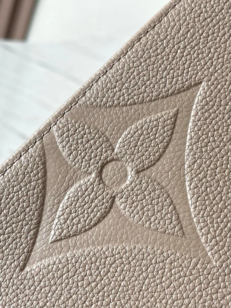 Accurate model Louis Vuitton Shopping Bags