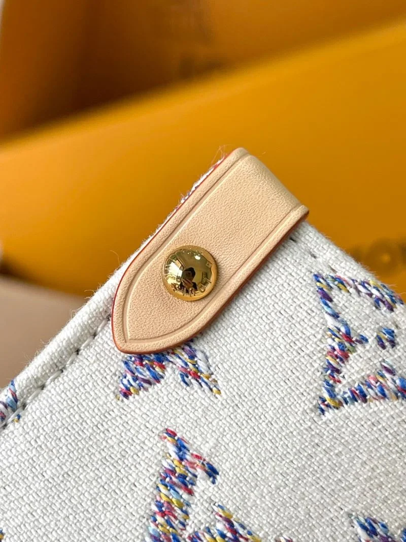 Indistinguishable Louis Vuitton Shopping Bags