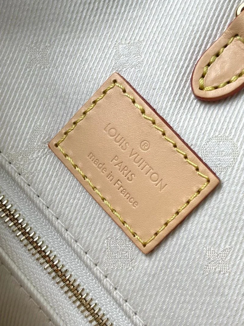 Indistinguishable Louis Vuitton Shopping Bags