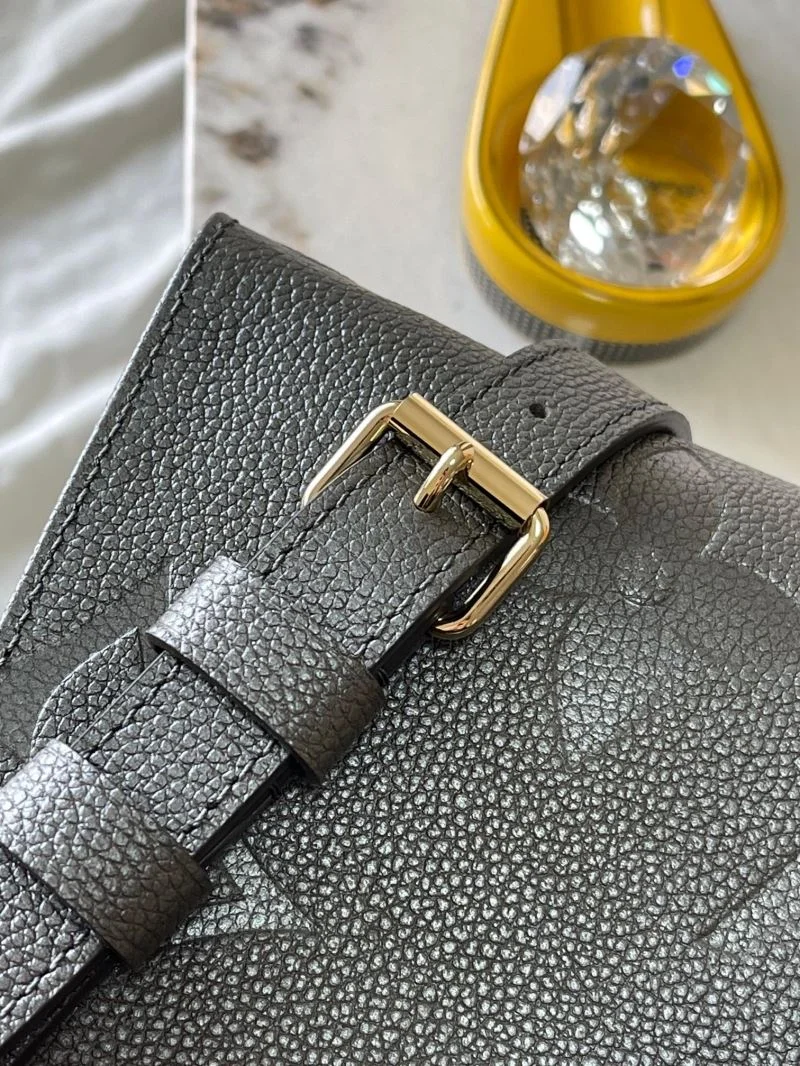 Accurate model Louis Vuitton Shopping Bags
