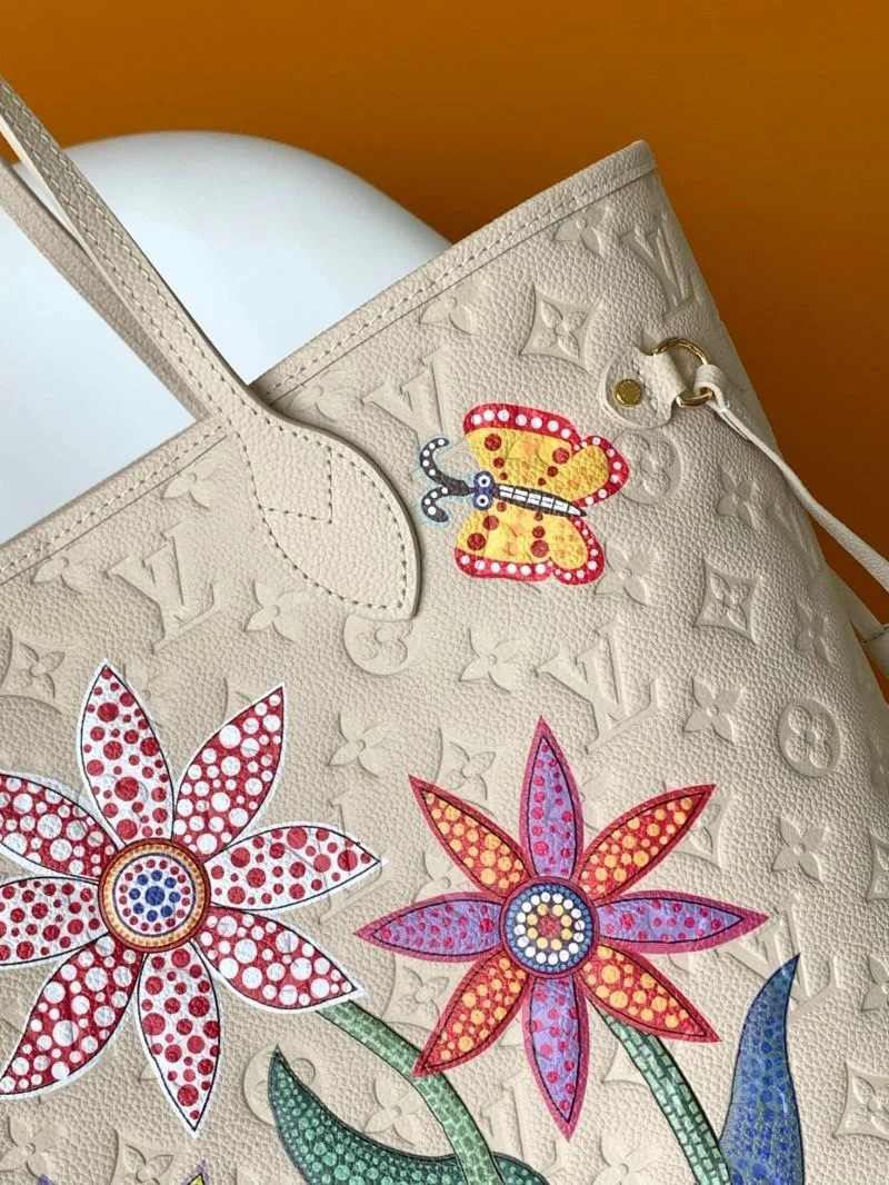 Indistinguishable Louis Vuitton Shopping Bags