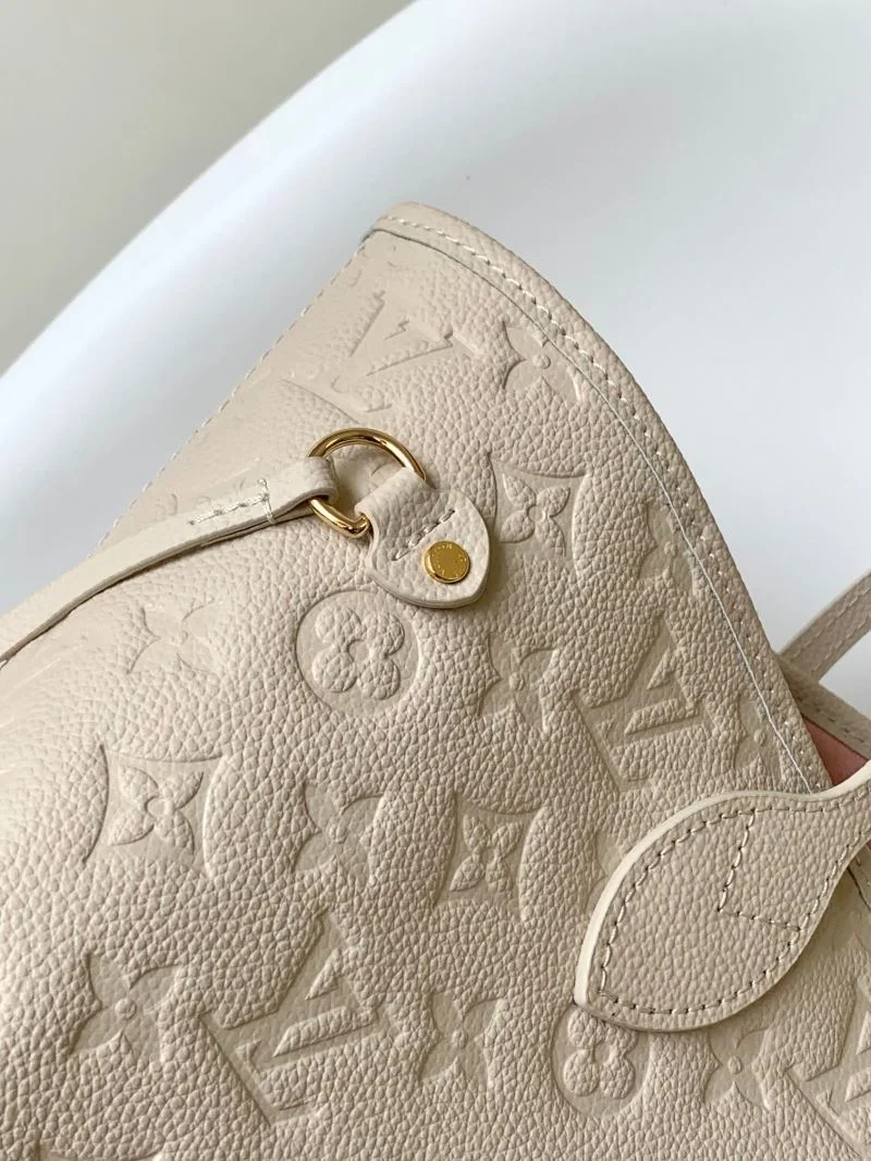 Indistinguishable Louis Vuitton Shopping Bags