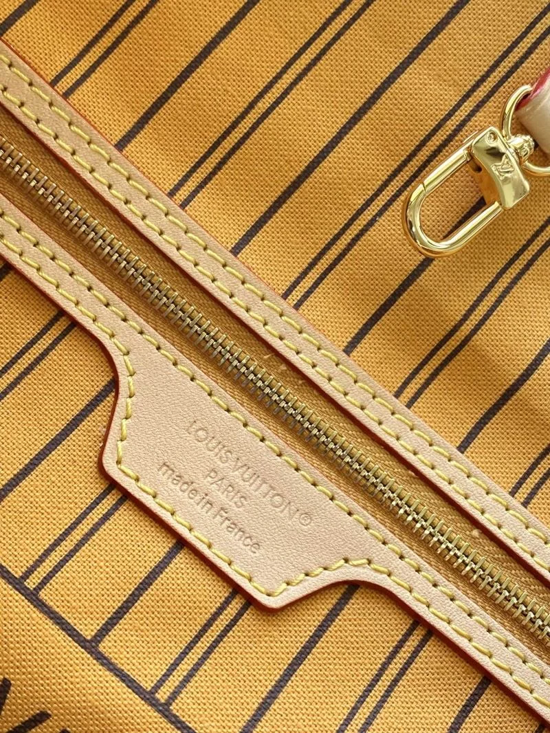 Accurate model Louis Vuitton Shopping Bags