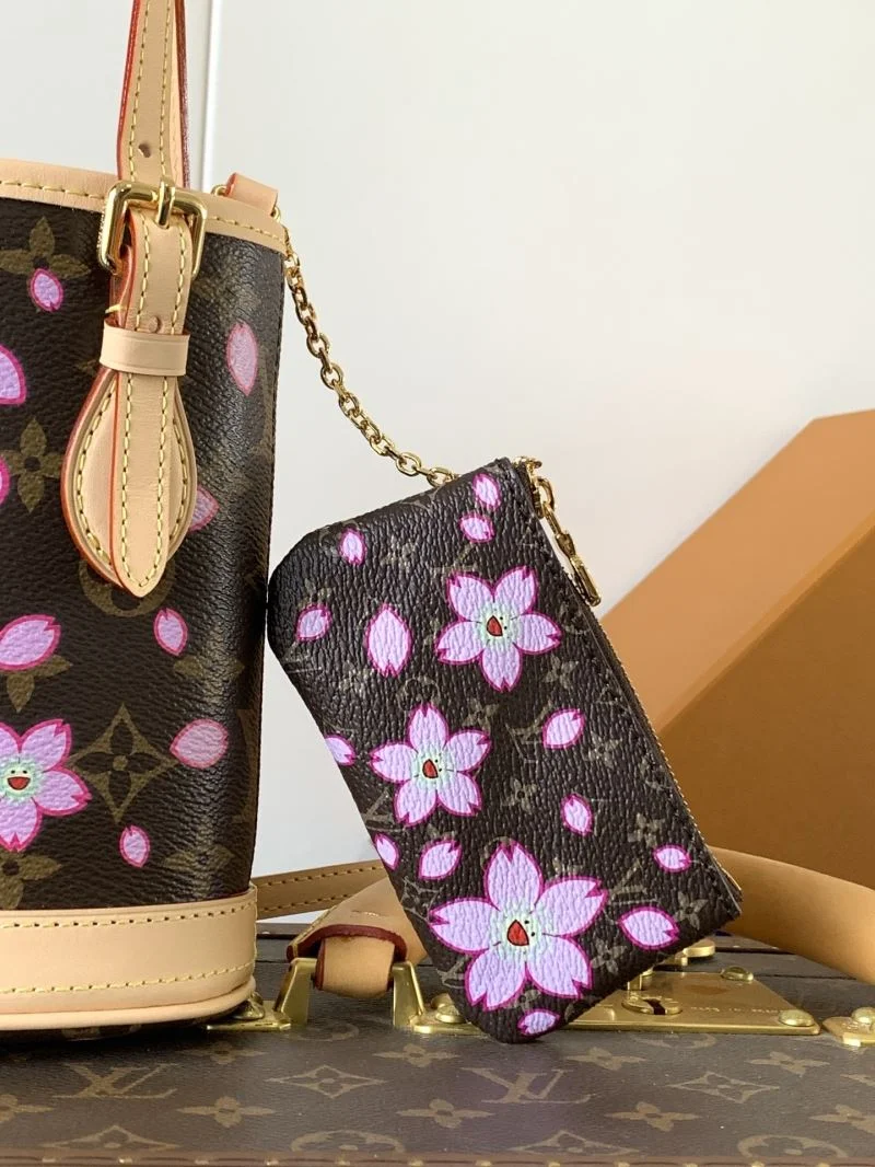 Indistinguishable Louis Vuitton Shopping Bags