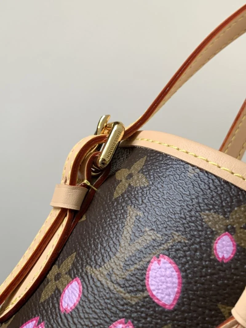 Indistinguishable Louis Vuitton Shopping Bags
