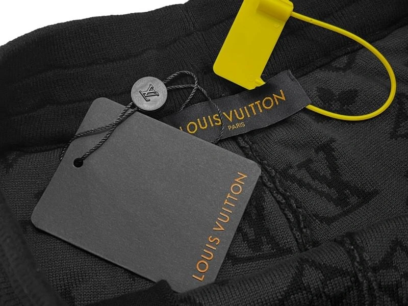Accurate model Louis Vuitton Short Pants
