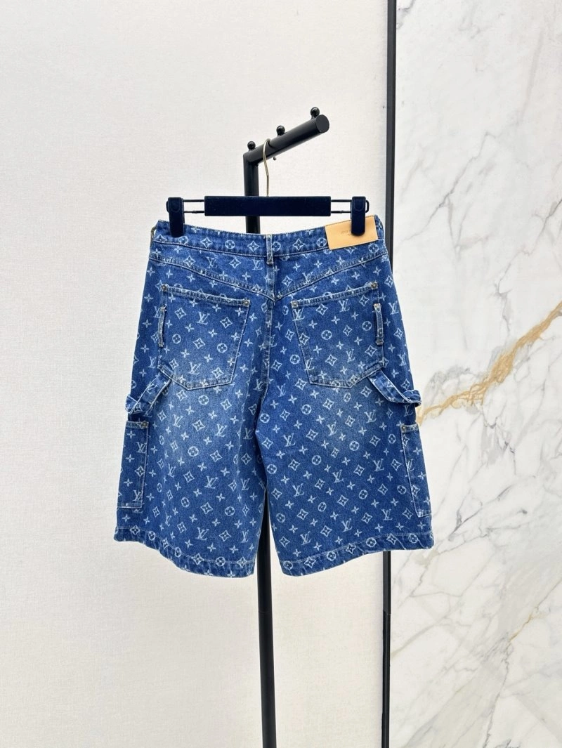 Accurate model Louis Vuitton Short Pants