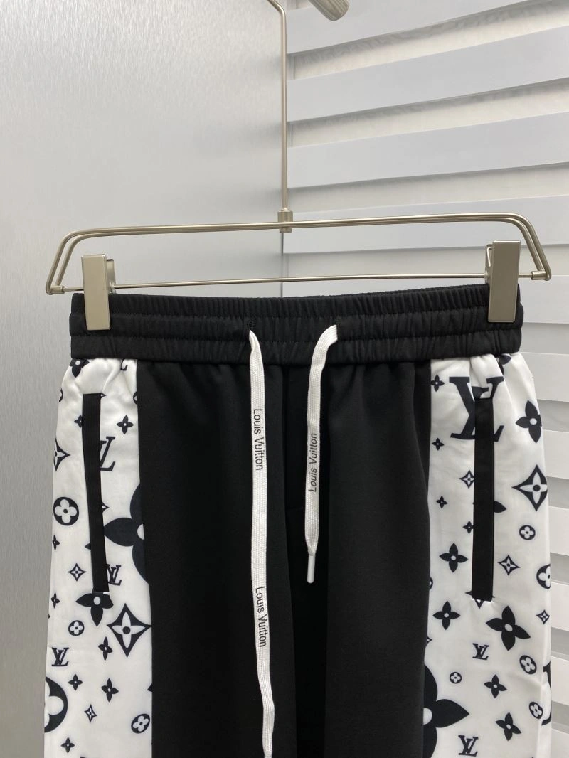 Accurate model Louis Vuitton Short Pants