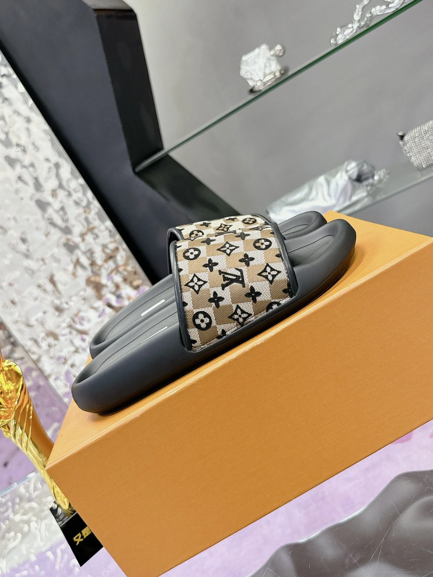 Economical Louis Vuitton Slippers