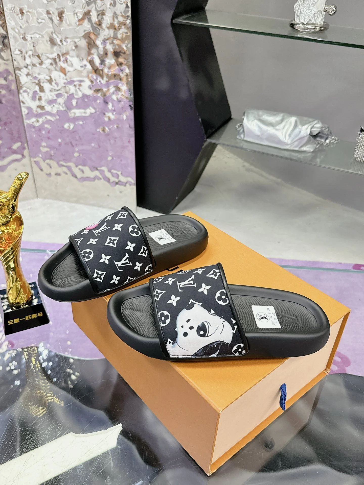 Inexpensive Louis Vuitton Slippers