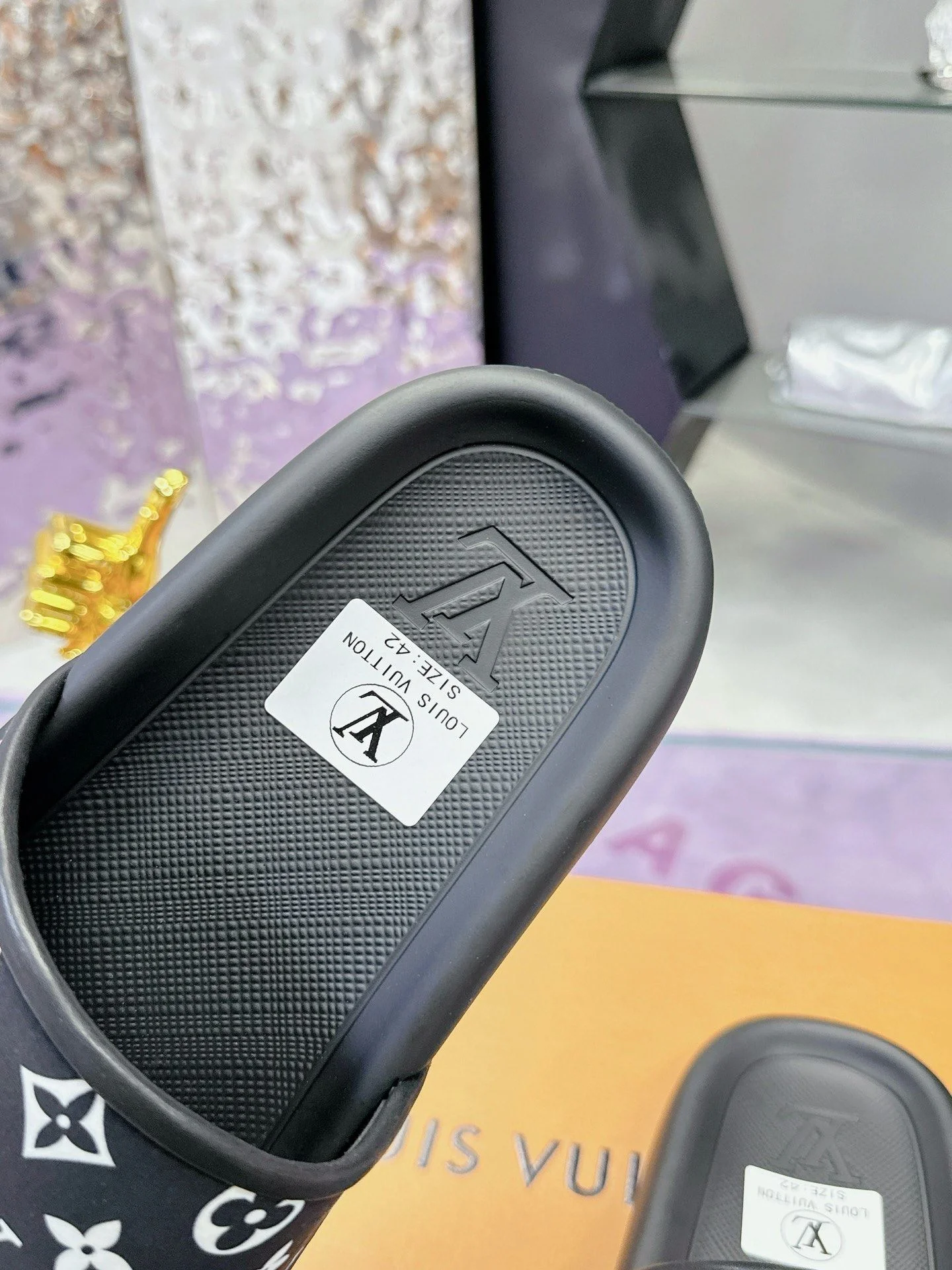 Inexpensive Louis Vuitton Slippers
