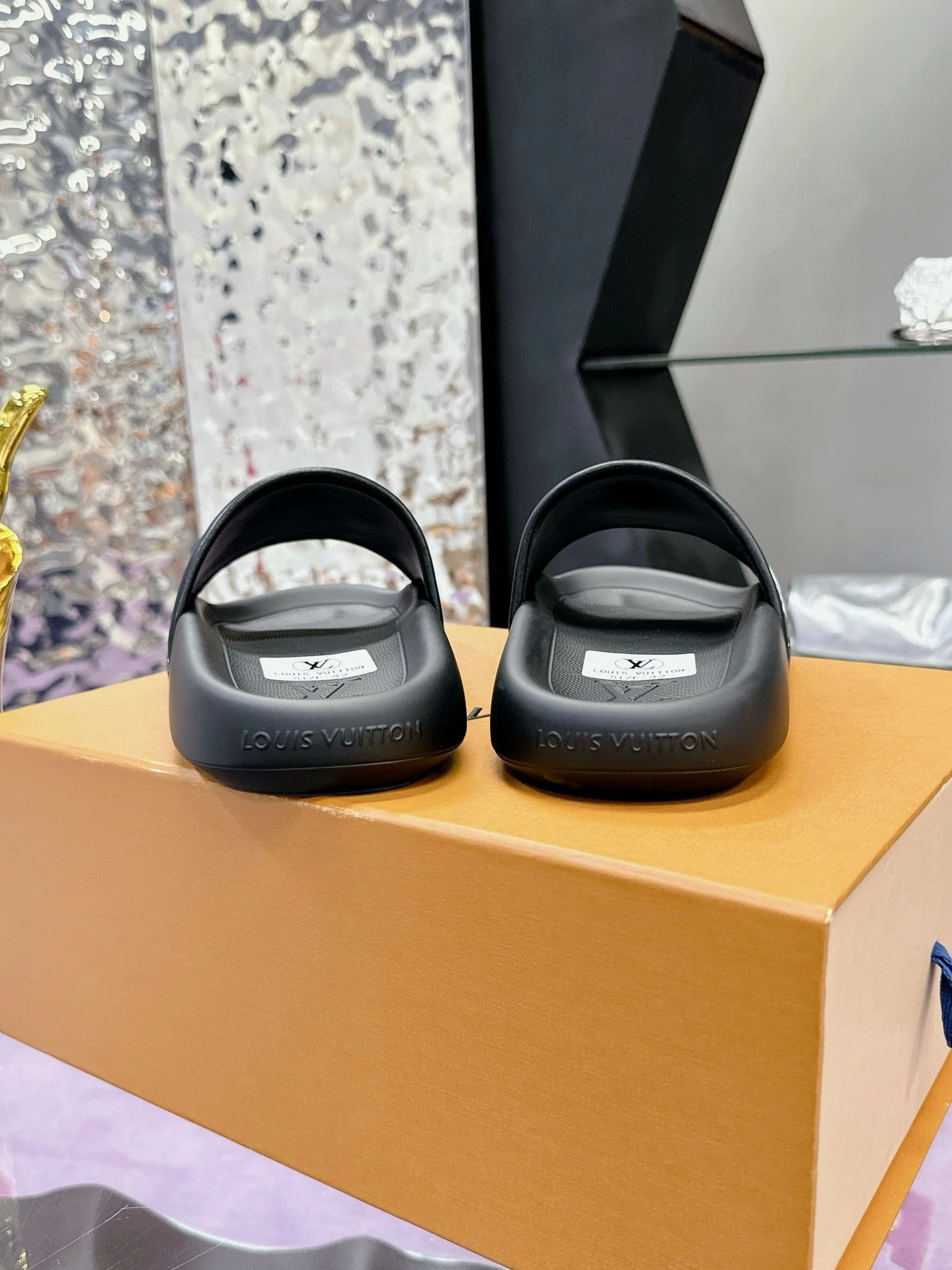 Inexpensive Louis Vuitton Slippers