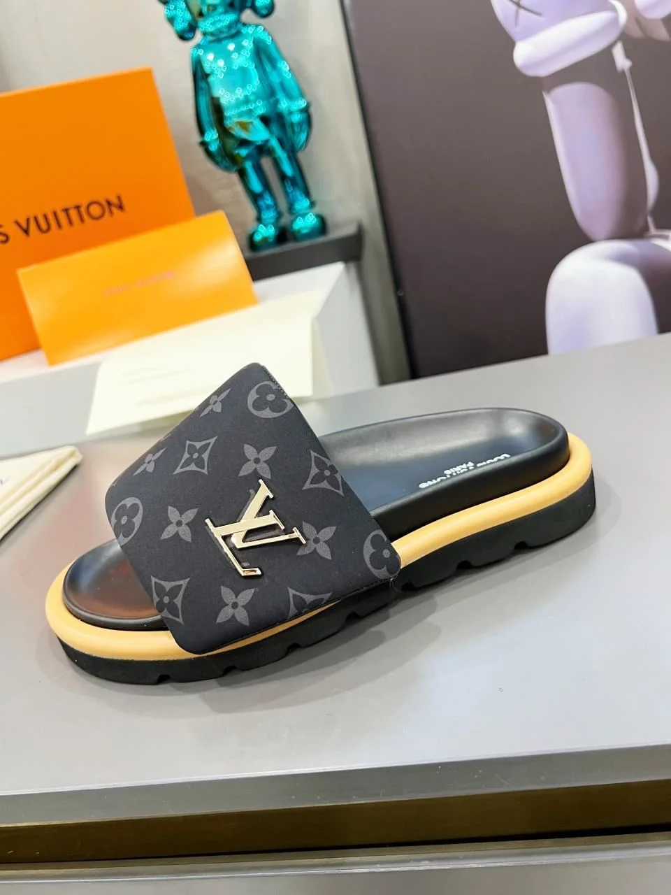 Inexpensive Louis Vuitton Slippers