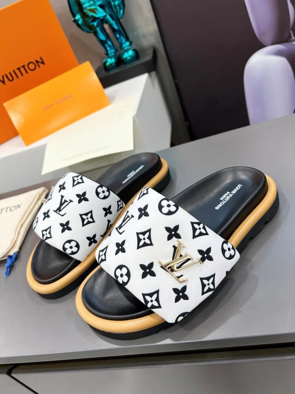 Brand-authenticated Louis Vuitton Slippers