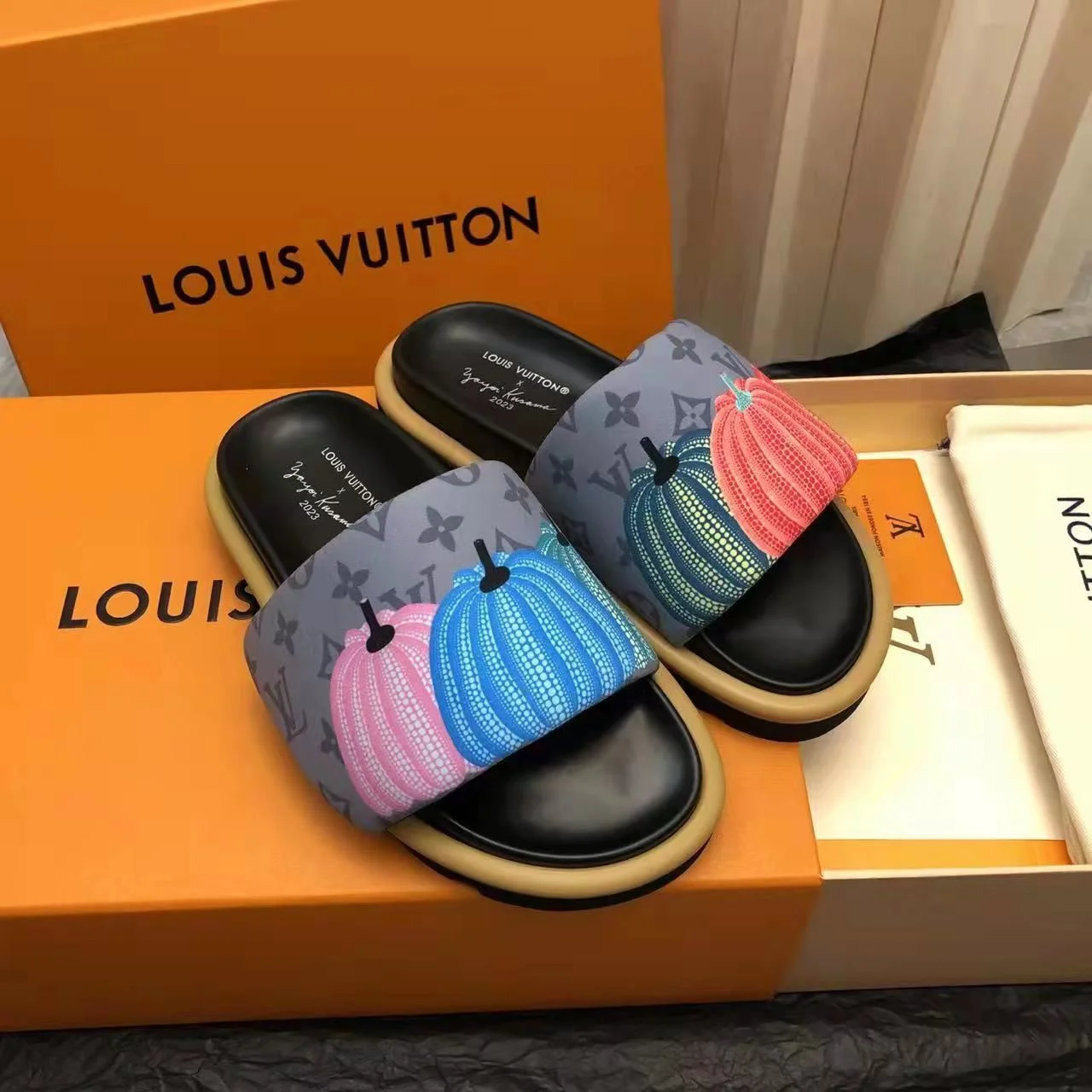 Bargain Louis Vuitton Slippers
